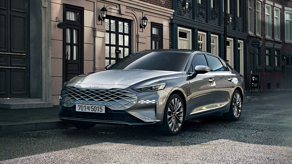 "내가 그랜저보다 못하다고?" 기아 준대형 세단 ‘K8’, 신형 그랜저 대비 장점은?