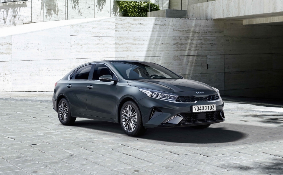 "무난한 K3 선택할까?" 호불호 엇갈리는 현대차 '더 뉴 아반떼'. 준중형 세단 승자는?