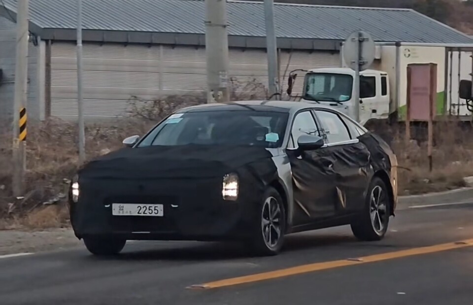 중후함과 날렵함의 맞대결! 현대차 그랜저 VS K8 페이스리프트, 소비자의 선택은?