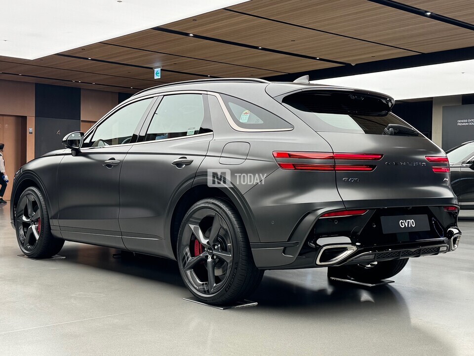"GLC·X3보다 멋져" 더 완벽한 디자인으로 컴백한 제네시스 'GV70 스포츠 패키지'
