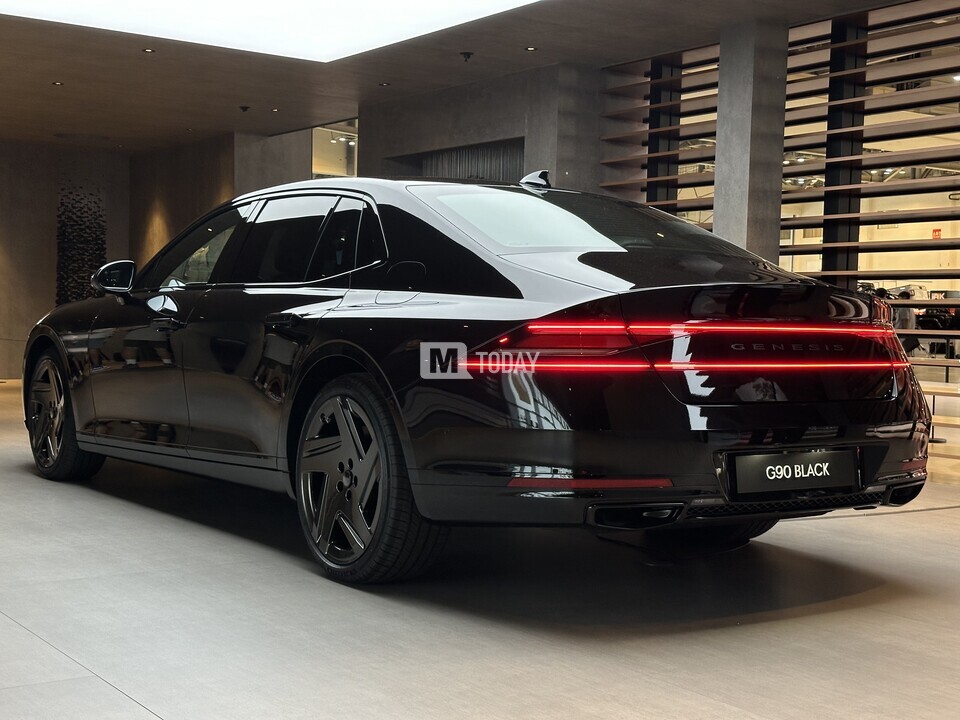 [포토] "이게 진짜 블랙이지" 제네시스, 끝판왕 플래그십 'G90 블랙' 실물 살펴보니