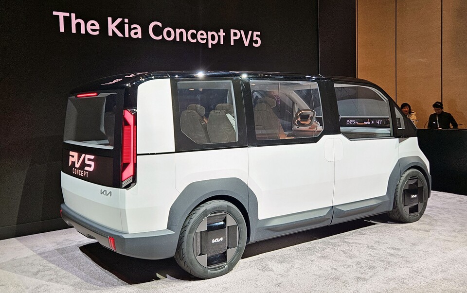 "스타리아·ST1보다 괜찮은데?" 기아, 양산형 PBV 모델 'PV5' 테스트카 포착. 특징은?