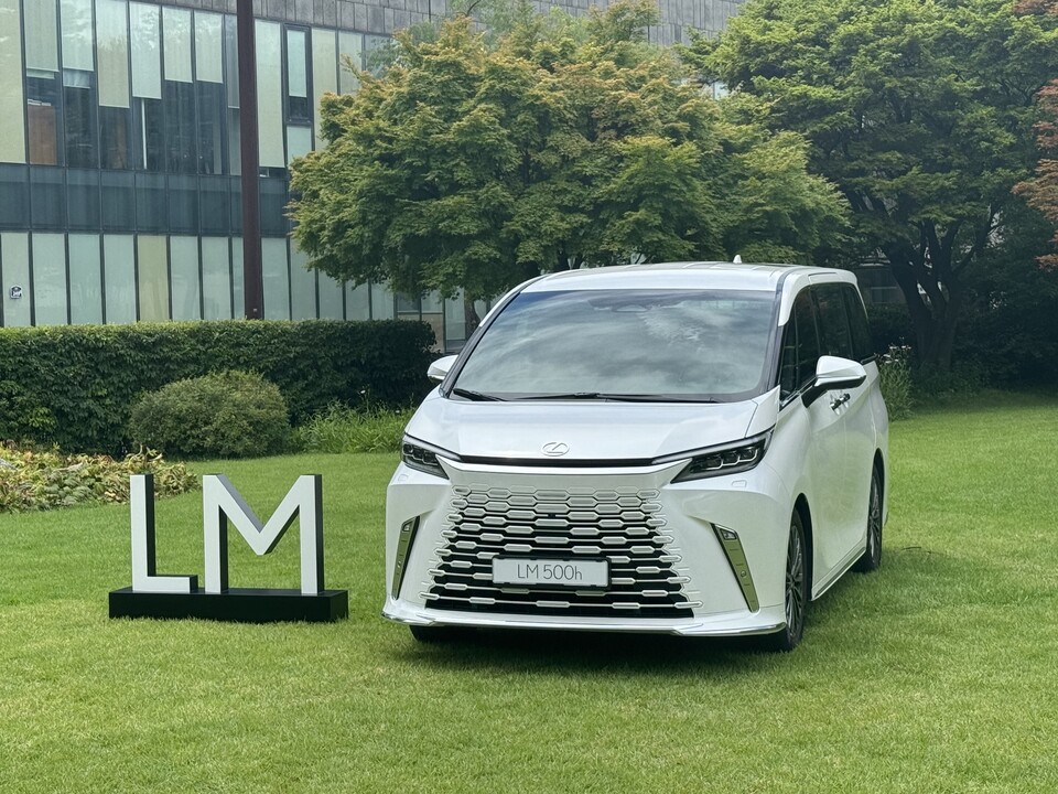 '이젠 럭셔리카도 큰 차가 좋다.’ 렉서스 LM. 알파드. 카니발 하이리무진 인기