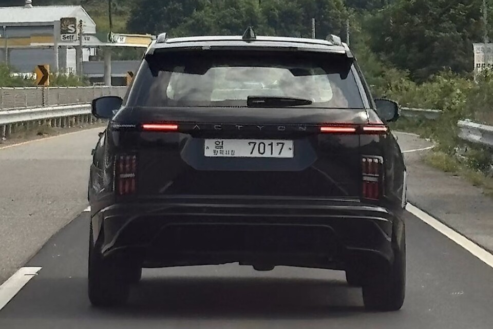 가성비에 디자인까지 눈길 끄네... 또 다시 포착된 KGM 신차 '액티언' 블랙 컬러