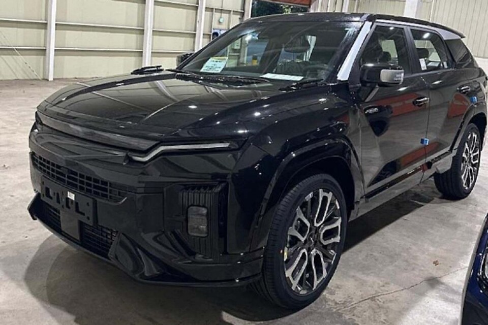 가성비에 디자인까지 눈길 끄네... 또 다시 포착된 KGM 신차 '액티언' 블랙 컬러