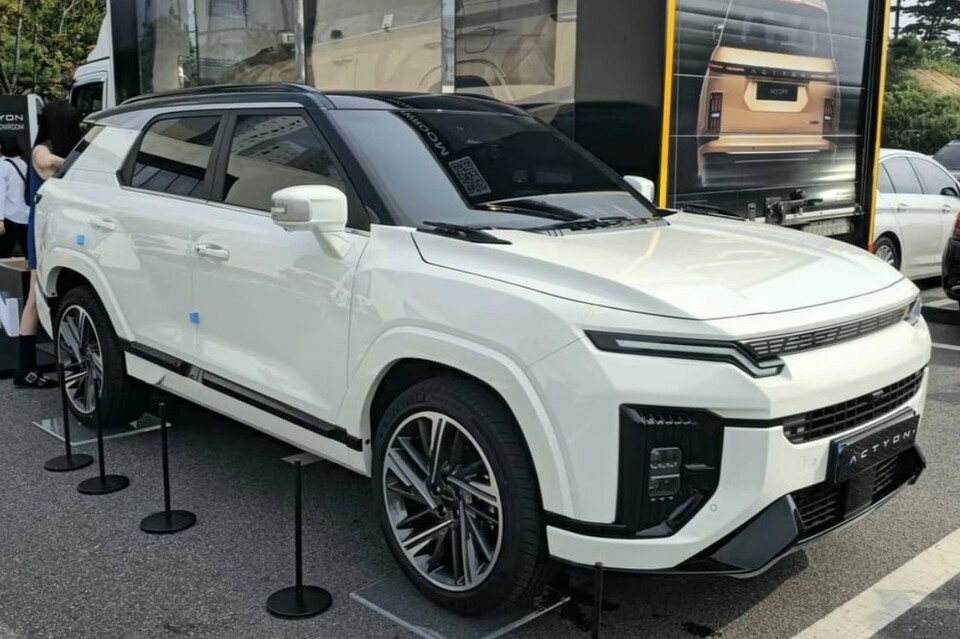 가성비에 디자인까지 눈길 끄네... 또 다시 포착된 KGM 신차 '액티언' 블랙 컬러