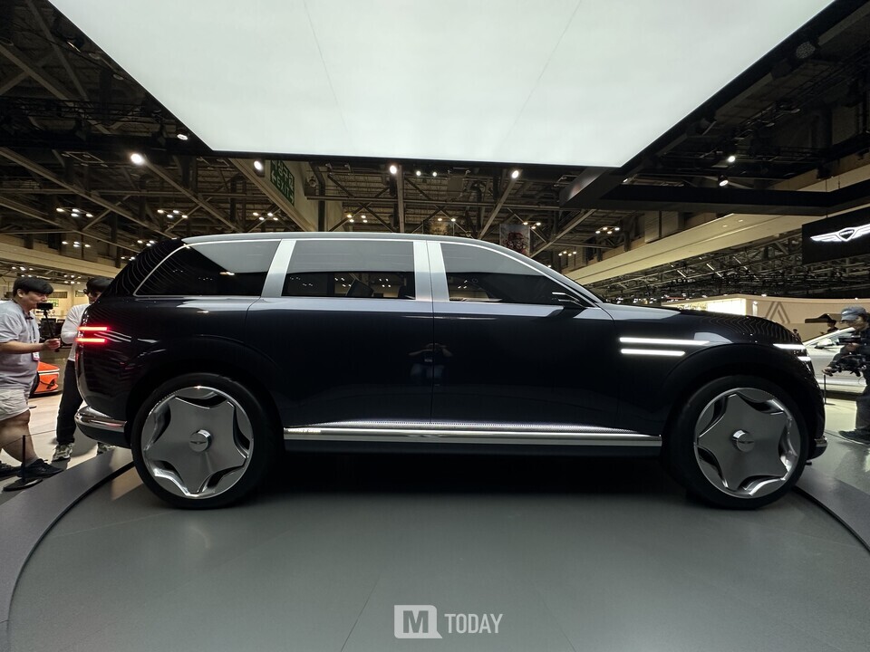 "가장 비싼 국산차되나?" 제네시스, 플래그십 전기 SUV 'GV90' 양산 준비