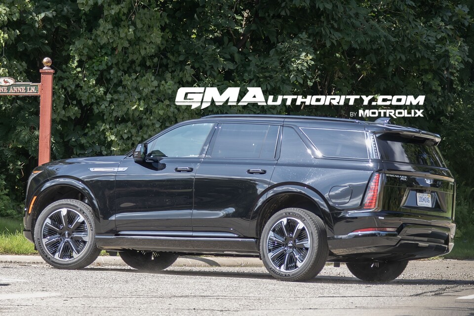 "크기가 미니버스 수준" 캐딜락, 5.7m 초대형 전기 SUV '에스컬레이드 IQL' 포착