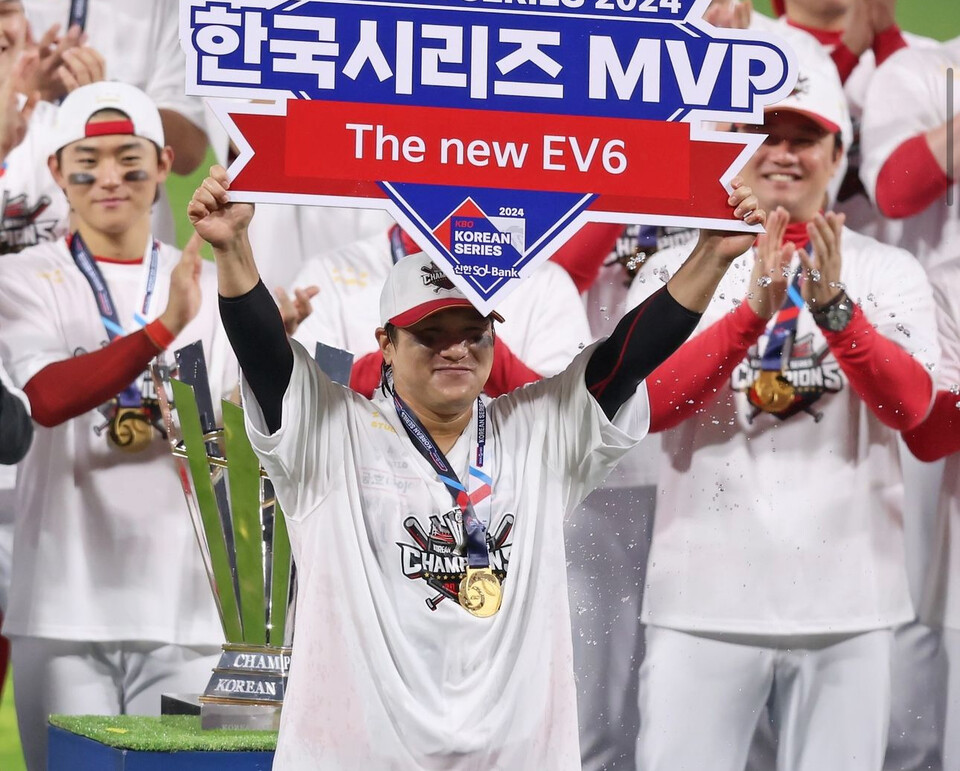 7년전보다 더 강해진 기아 김선빈, 한국시리즈 MVP 차지... EV6 주인공