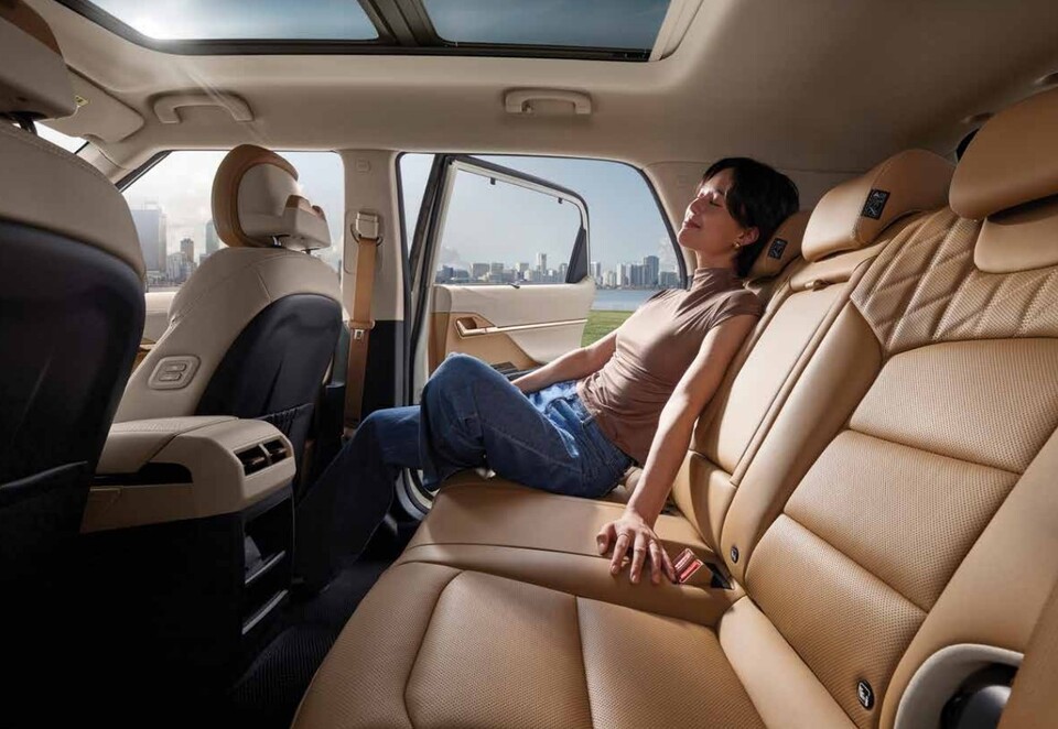 그랑 콜레오스 추격 들어가나? KGM, '파노라마 썬루프' 추가한 액티언 판매 개시