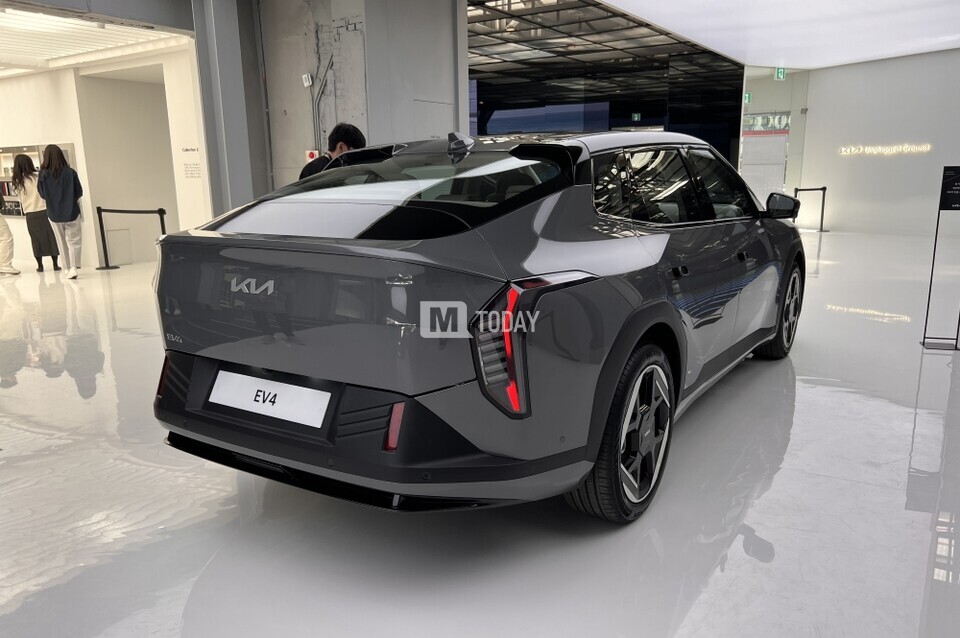 "사전 계약할 때 참고하세요" 디자인 공개한 기아 'EV4', 어떤 컬러가 가장 인기일까?