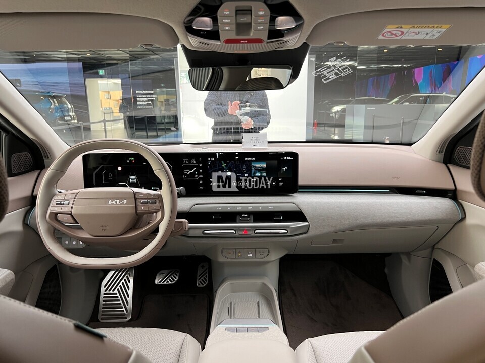 "실내가 K5 만큼 넓어" 기아 최초의 전기 세단 'EV4', 실내 제원 총정리