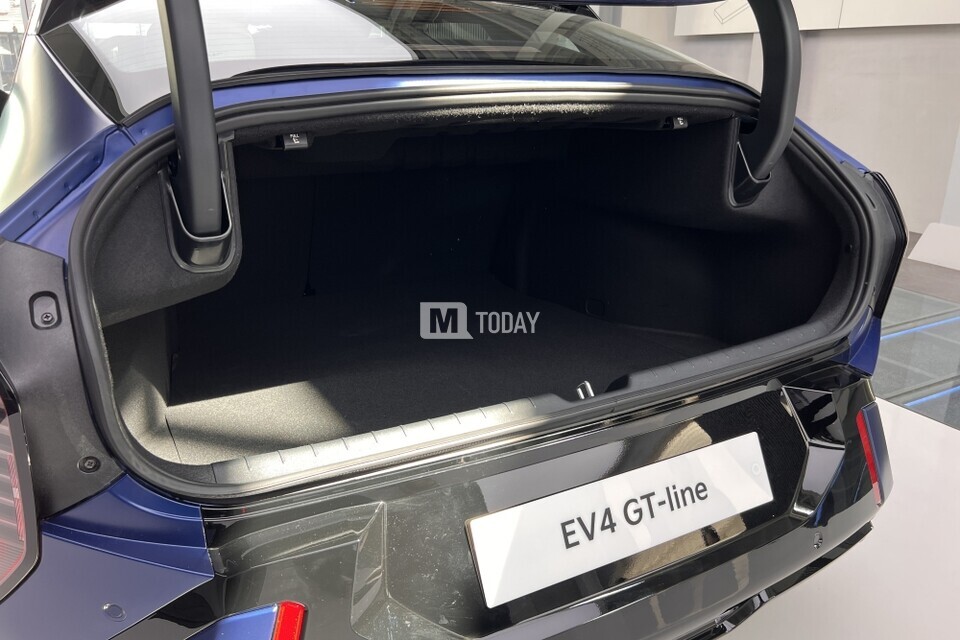 "실내가 K5 만큼 넓어" 기아 최초의 전기 세단 'EV4', 실내 제원 총정리