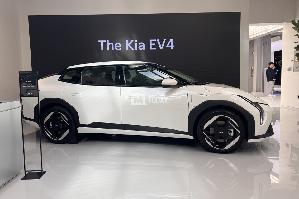 "조금 더 비싸도 괜찮아" 기아 'EV4', EV3와 주행거리·가격 차이는 얼마?