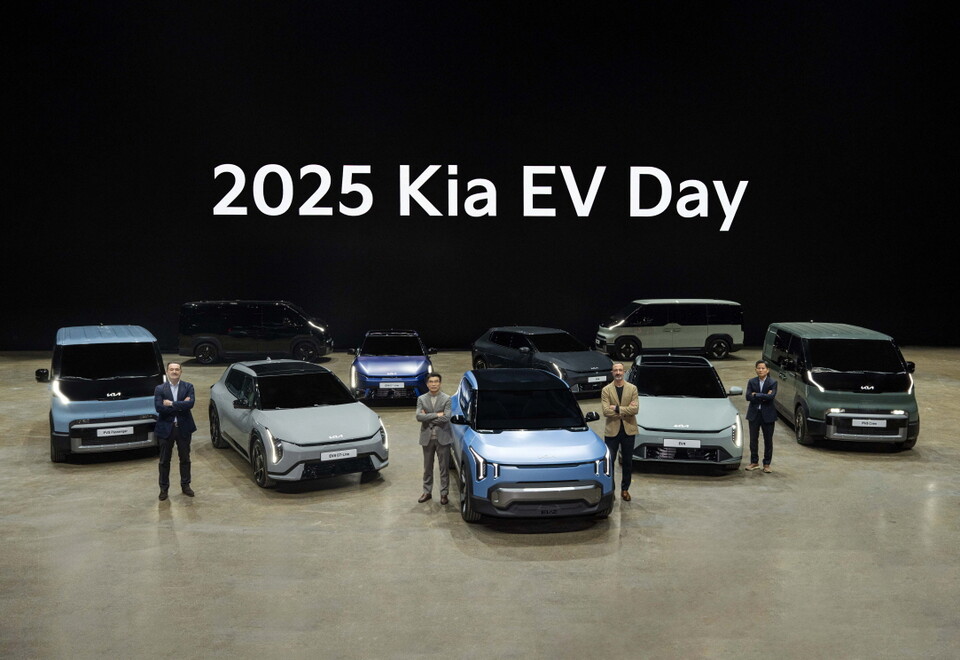 위기 정면 돌파 선언한 기아, '2025 기아 EV 데이'서 EV4, PV5, 콘셉트 EV2까지 신모델 대거 공개