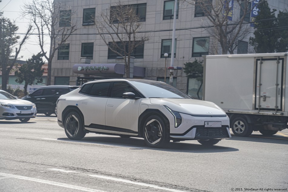 "앞은 괜찮은데 뒤가..." 기아, 전기세단 'EV4 GT-라인' 도로 주행 중 포착