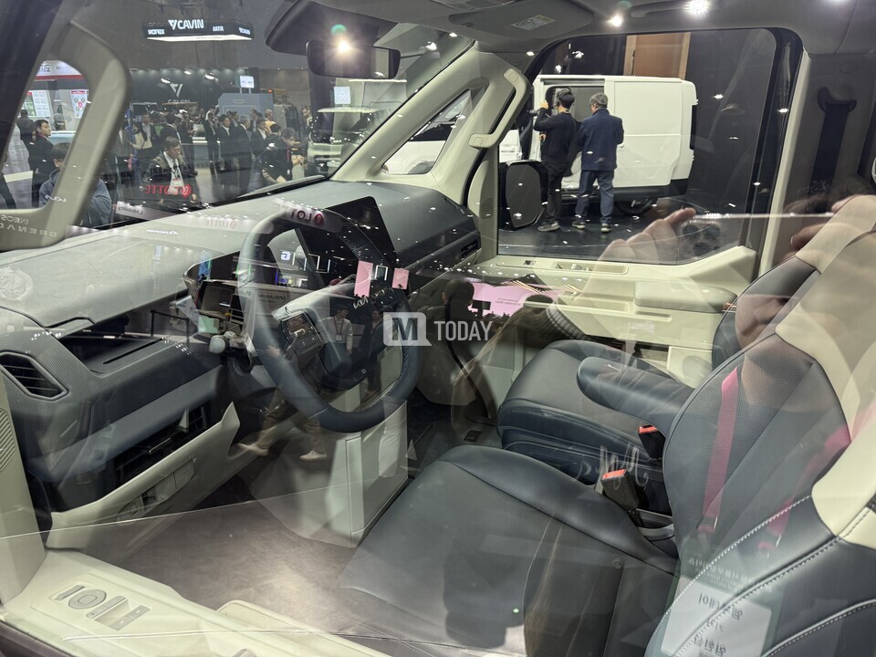 [2025 서울모빌리티쇼] "모두의 밴 될까?" 최초 공개, 기아 중형 PBV 'PV5' 실물은?