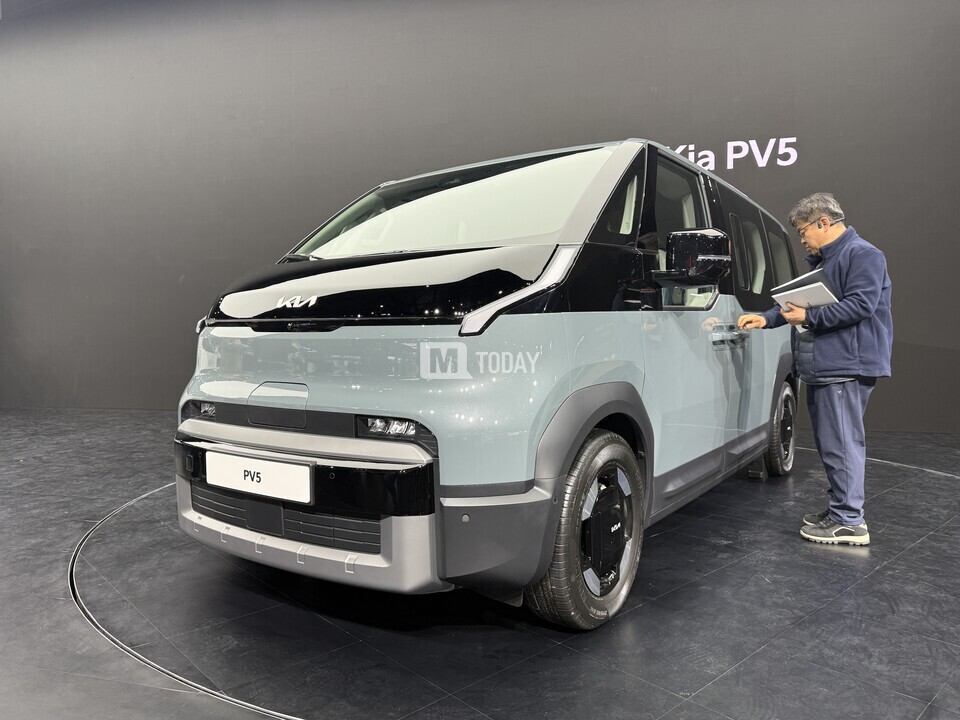 [2025 서울모빌리티쇼] "모두의 밴 될까?" 최초 공개, 기아 중형 PBV 'PV5' 실물은?