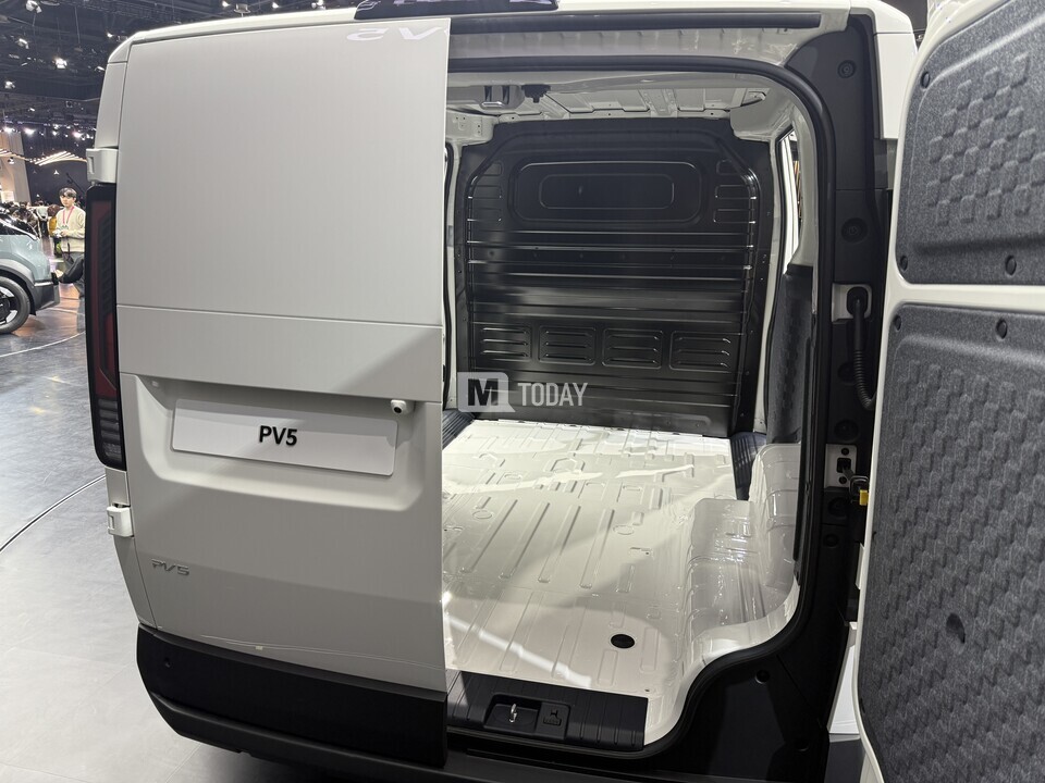 [2025 서울모빌리티쇼] "모두의 밴 될까?" 최초 공개, 기아 중형 PBV 'PV5' 실물은?