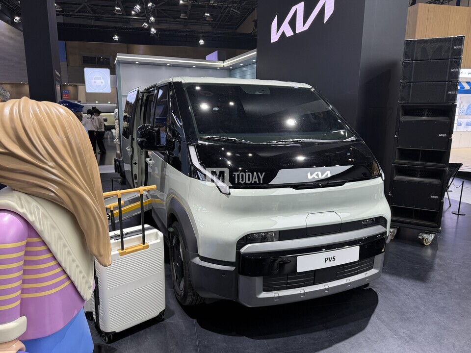 [2025 서울모빌리티쇼] "모두의 밴 될까?" 최초 공개, 기아 중형 PBV 'PV5' 실물은?