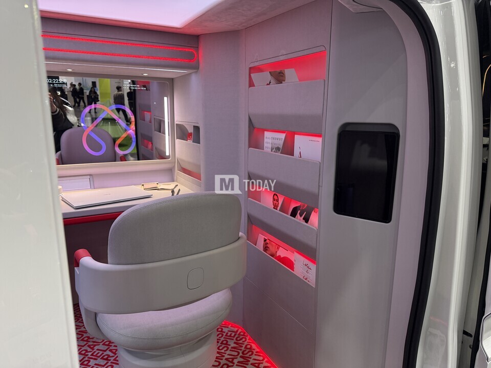 [2025 서울모빌리티쇼] "모두의 밴 될까?" 최초 공개, 기아 중형 PBV 'PV5' 실물은?