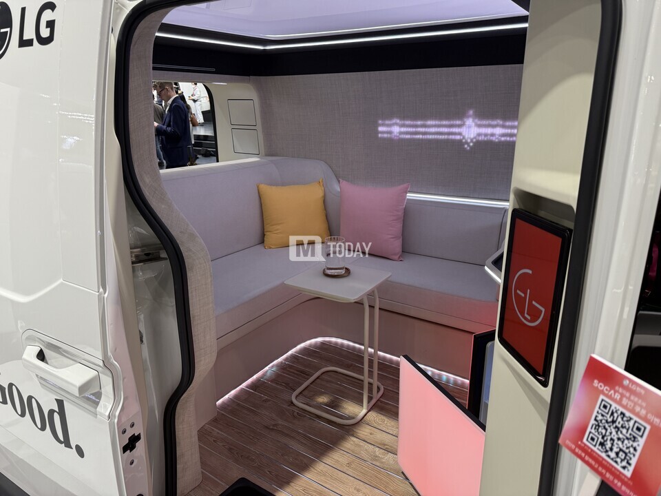 [2025 서울모빌리티쇼] "모두의 밴 될까?" 최초 공개, 기아 중형 PBV 'PV5' 실물은?