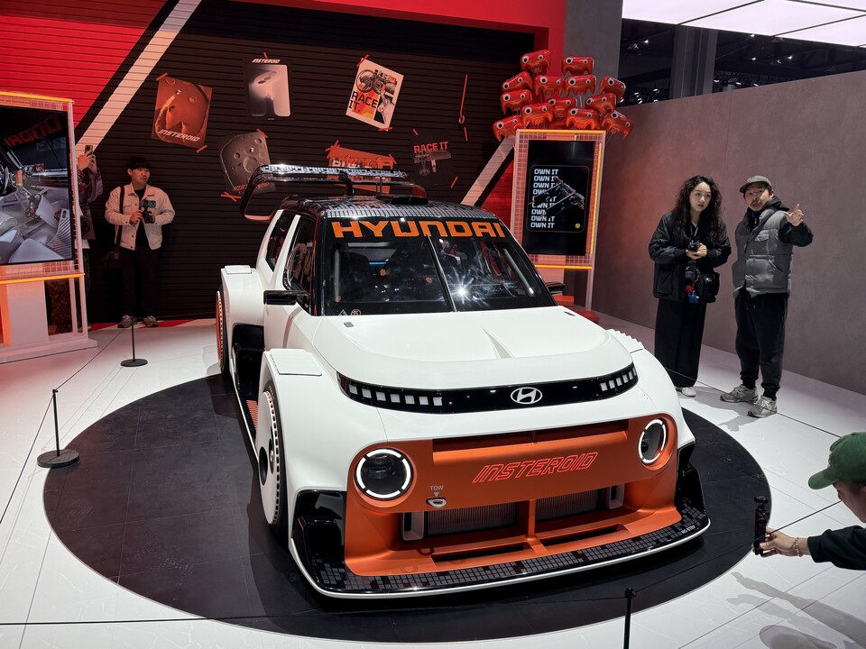 Hyundai Unveils Futuristic EV Concept ‘INSTEROID’ at 2025 Seoul ...