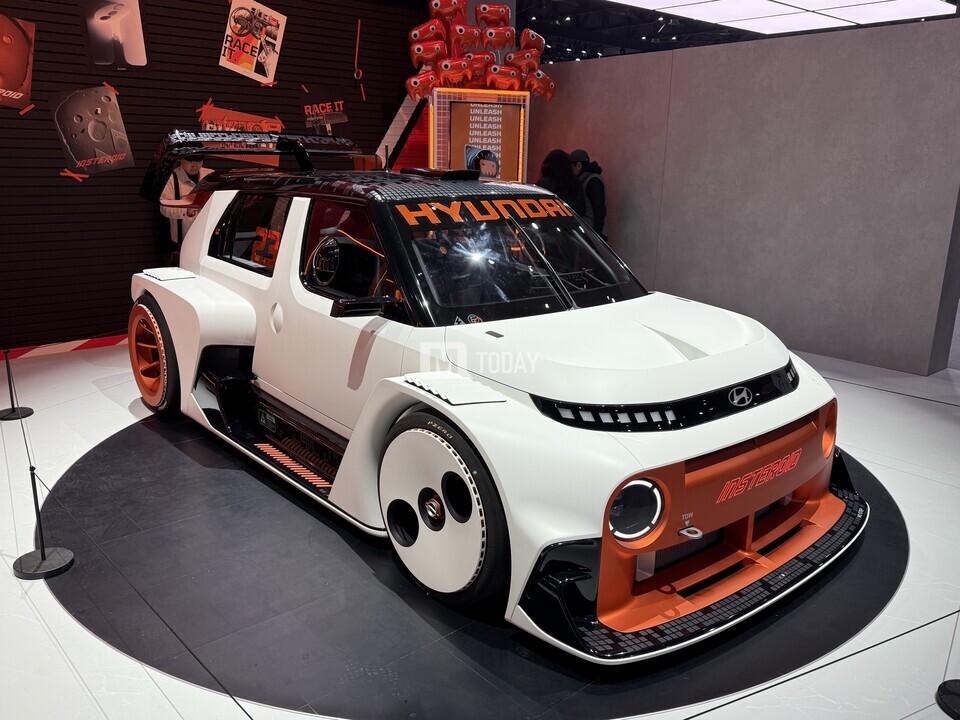 Hyundai Unveils Futuristic EV Concept ‘INSTEROID’ at 2025 Seoul ...