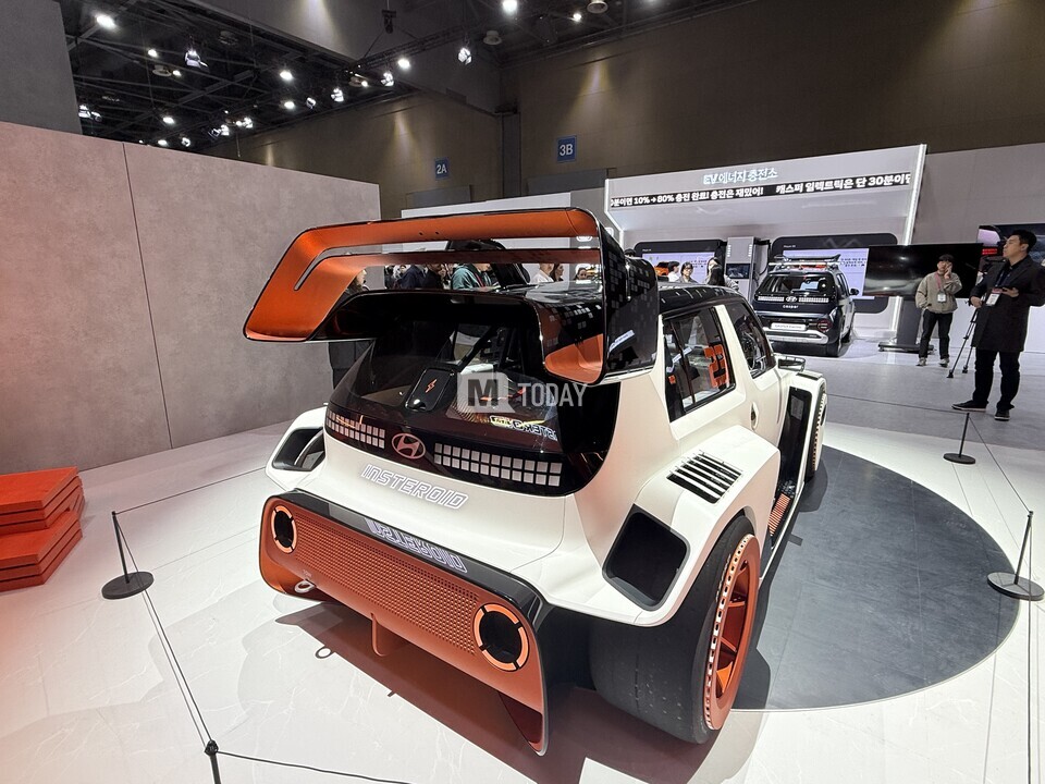 Hyundai Unveils Futuristic EV Concept ‘INSTEROID’ at 2025 Seoul ...