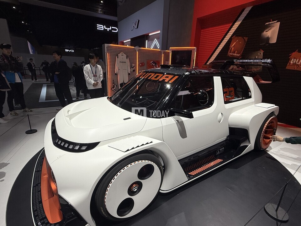 Hyundai Unveils Futuristic EV Concept ‘INSTEROID’ at 2025 Seoul ...