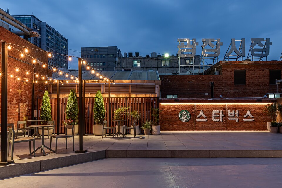 "광장시장에 스타벅스가 떴다" 스타벅스 코리아, 레트로 감성 '광장마켓점' 오픈