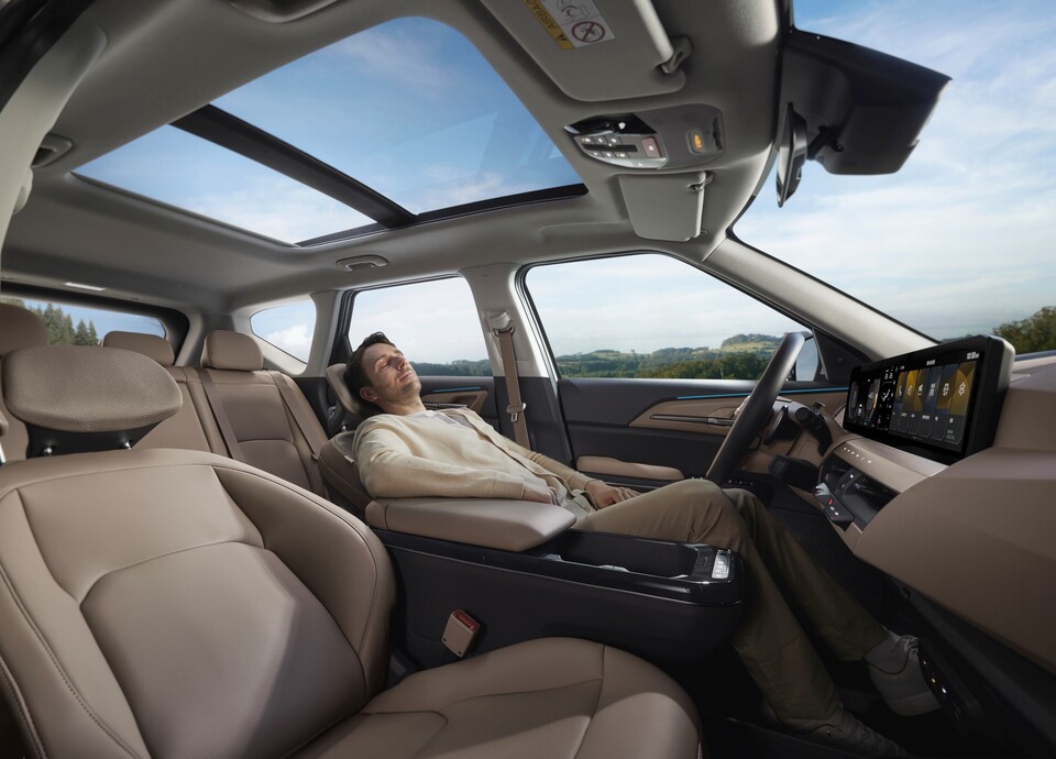 "1회 충전 460km 주행" 기아, '더 기아 EV5' 국내 최초 공개. 가격은 4,855만원부터