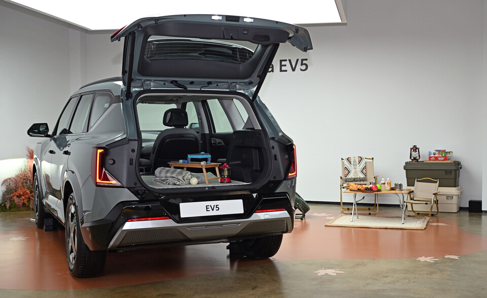 "1회 충전 460km 주행" 기아, '더 기아 EV5' 국내 최초 공개. 가격은 4,855만원부터