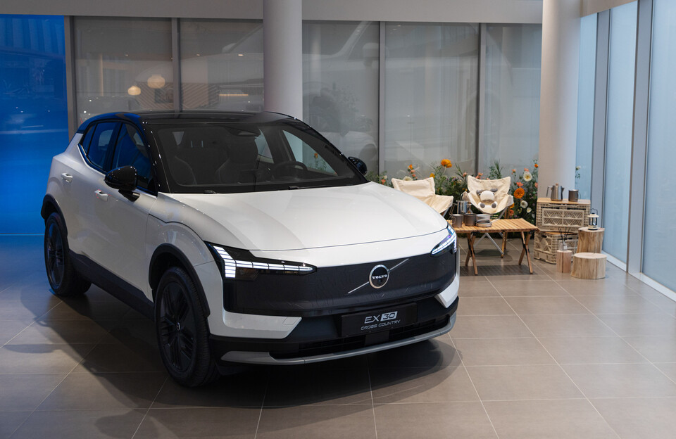 가격 책정도 파격적! 볼보 역사상 가장 빠른 전기차 'EX30CC' 국내 출시