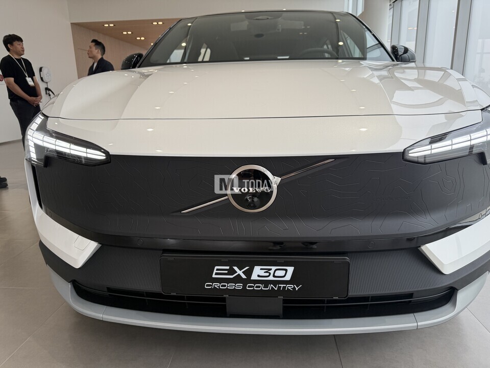 볼보 최초의 전기 크로스컨트리 EX30CC, 일반 모델과의 차이점은?