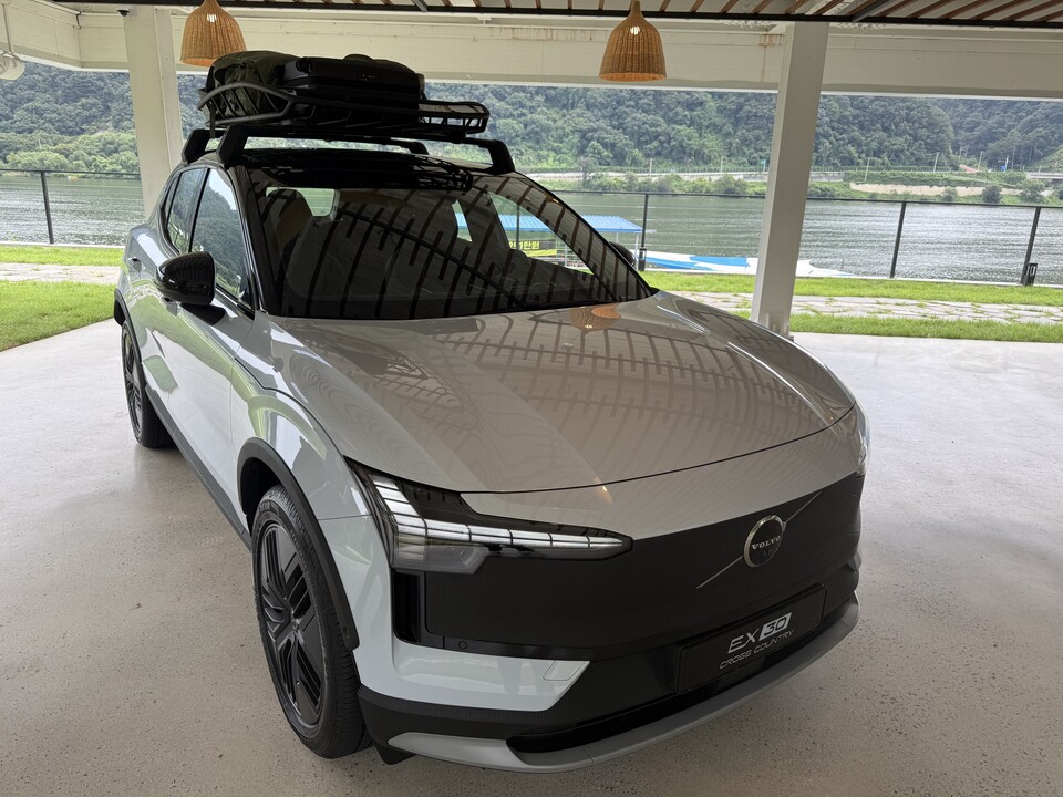 [시승기] 파워풀한 소형 SUV 찾는다면? EX30 크로스컨트리가 정답이다