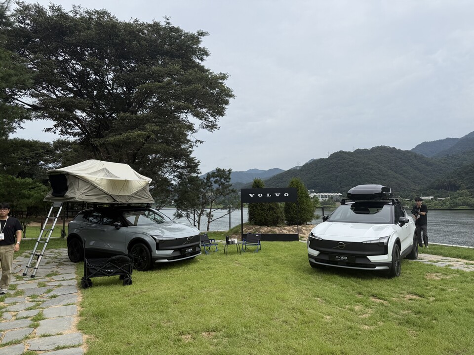 [시승기] 파워풀한 소형 SUV 찾는다면? EX30 크로스컨트리가 정답이다