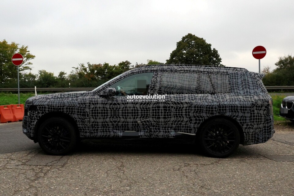 GV90과 경쟁 본격화! BMW iX7 풀체인지 테스트카 첫 포착. 출시는 언제?