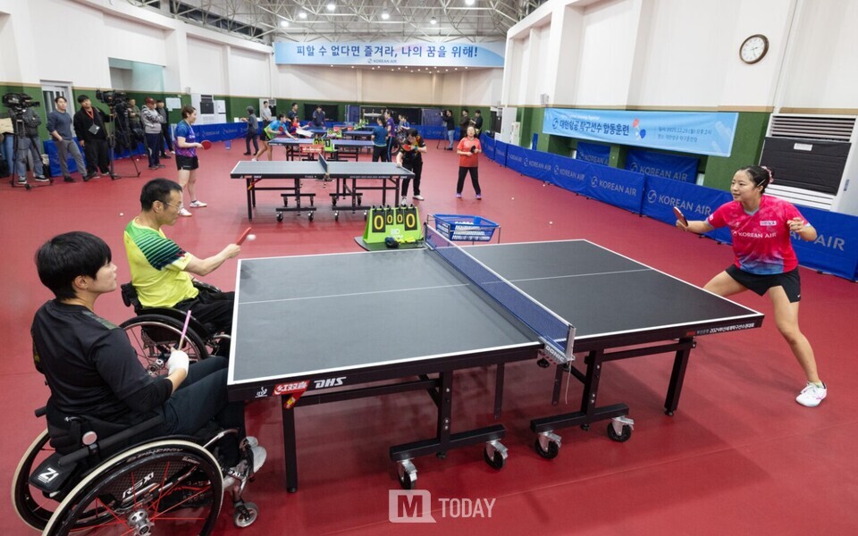 대한항공 탁구장에서 울린 랠리, 비장애·장애 구분 없는 따뜻한 합동훈련 진행