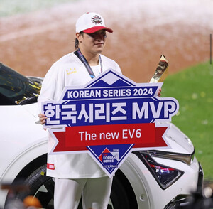 7년전보다 더 강해진 기아 김선빈, 한국시리즈 MVP 차지... EV6 주인공
